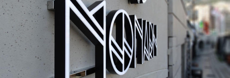 Les étapes clés pour la réalisation d'enseigne sur mesure